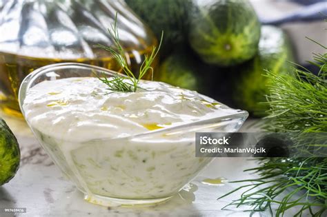 그리스 딥 소스 또는 드레싱 Tzatziki 강판된 오이 사 우 어 크림 요구르트 올리브 오일과 신선한 딜 준비 0명에 대한