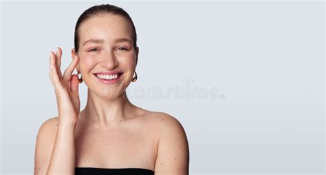 Ragazza Felice Con Una Pelle Perfetta Che Tocca La Guancia E Sorride Fotografia Stock