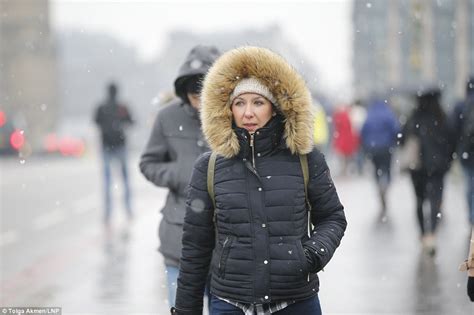 Britain Set For A Blanket Of Snow Up To Four Inches Deep Daily Mail Online