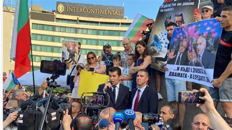 Привърженици на правителството на протест пред парламента Новини