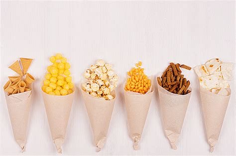 화이트 나무 보드 평면도 테두리에 공예 종이 Cornets 스낵 컬렉션 코넷에 대한 스톡 사진 및 기타 이미지 코넷 팝콘