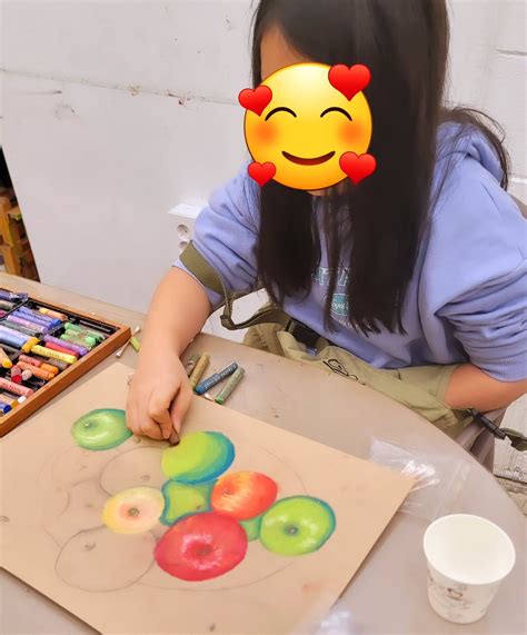 사과가 왜 이렇게 많아졌어요 잠시 자리비움 하는사이 벽에 가득 찬 사과를 보고 눈빛에 불꽃이 튄다 그렇게 하고싶어서