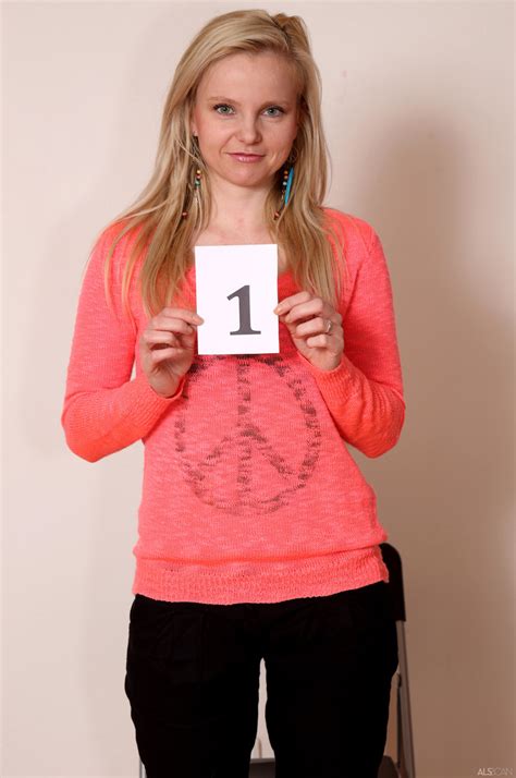 Симпатичный любительский светловолосый подросток теряет свою одежду чтобы приседать на корточки