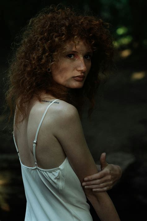 Une Femme Aux Cheveux Roux Debout Dans Une Forêt Photo Image Gratuite