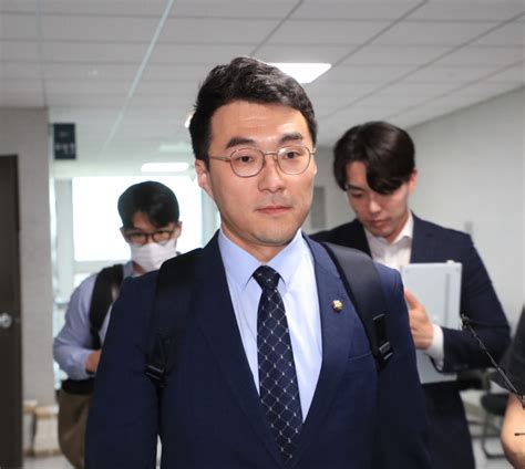 조응천 ‘코인 논란 김남국 겨냥 “성실 의무 반해자진 사퇴해야” 시사저널