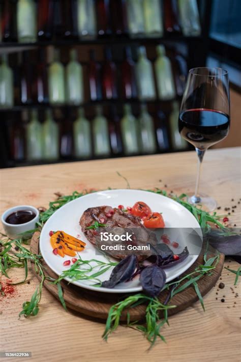 Steak Daging Sapi Ribeye Panggang Dengan Bumbu Atau Ramuan Di Piring
