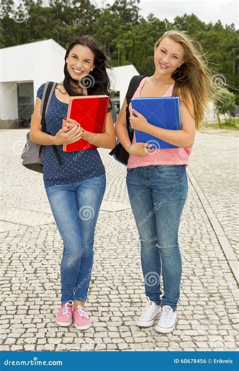 Hogere Meisjes 2 Van De Middelbare School Stock Foto Image Of Rugzak