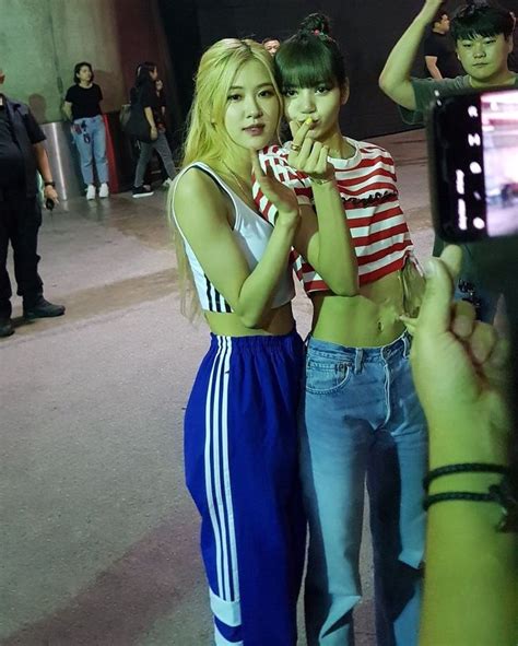 ในภาพอาจจะมี หนึ่งคนขึ้นไป ผู้คนกำลังยืน และแถบ Estilos De Ropa