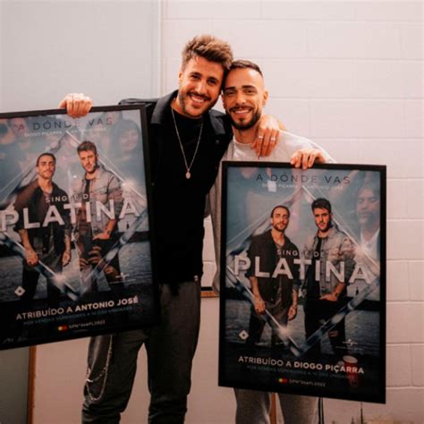 Antonio José Recibe El Disco De Platino Digital Por Las Ventas En