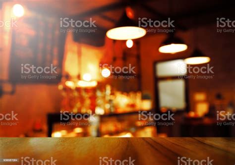흐림 램프 바에서 빛 또는 어두운 밤 배경에 있는 나무 테이블의 상단 0명에 대한 스톡 사진 및 기타 이미지 0명 꼭대기