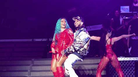 Anuel AA Sorprende A Karol G En El Escenario Del Coliseo De Puerto Rico