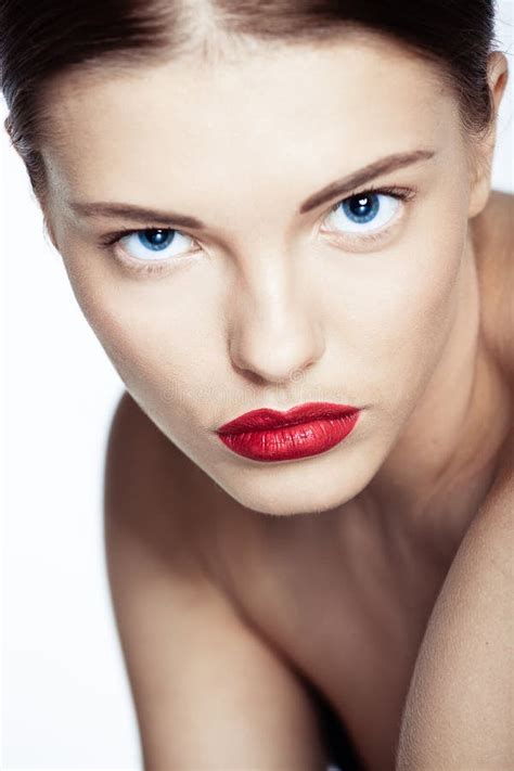 Retrato Del Primer Del Modelo Joven Caucásico Atractivo Imagen De