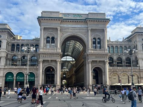 Tre Ragazzi Imbrattano La Facciata Di Galleria Vittorio Emanuele II In