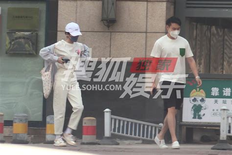 张慧雯回京被男友接回家 靠男友肩膀打游戏超甜腻 搜狐大视野 搜狐新闻