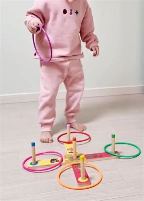 호반아이사랑♡ 만2세발달과정발달특성발달수준 4세놀이 4세발달과정 쓰기친구얼굴모양따라선을그어요 끼적이기 언어발달 의사소통 대근육신체운동고리던지기놀이를해요 고리던지기 신체운동