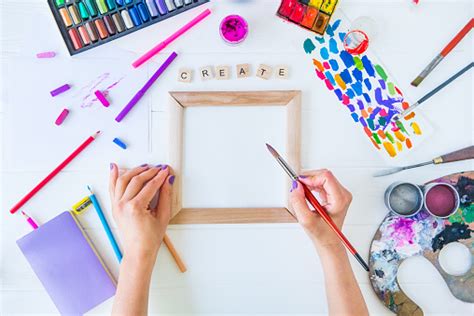 탑 뷰 여성 손 빈 캔버스 위에 브러시를 들고 흰색 바탕에 많은 다채로운 고통 재료와 단어 글자를 만들 수 있습니다 삶에 색상을 추가 쾌활 한 동기 영감 개념 감정에 대한