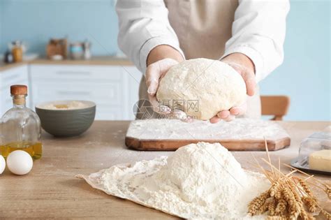 厨房里有生面团的厨师高清图片下载 正版图片503943067 摄图网