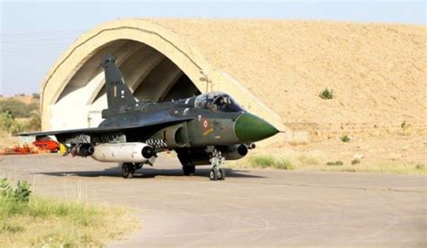 Демонстрационный полёт индийского истребителя Hal Tejas на авиасалоне