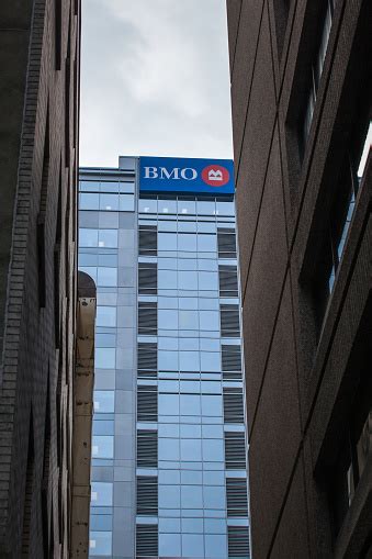 Bmo로 알려진 몬트리올 은행 로고는 온타리오 주 사무실 앞에 있습니다 뿐만 아니라 Banque 드 몬트리올으로 불리는 그것은