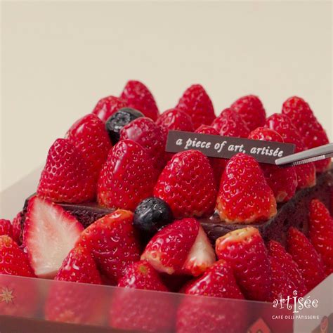 아티제 Artisee ⠀ 𝑻𝒉𝒆 𝑴𝑨𝑮𝑰𝑪 𝒐𝒇 𝑪𝑯𝑹𝑰𝑺𝑻𝑴𝑨𝑺 ⠀ ⠀ 크리스마스를 더욱 특별하게 만들어줄⠀ 시즌 한정 케이크를 만나보세요⠀ ⠀ 달콤 쌉싸름한 다크