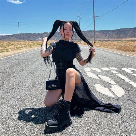 Bella Poarch Ging Snel Van Sexy Tiktok Filmpjes Naar Beroemd Popartiest