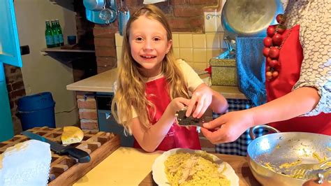 Nastya lernt traditionelle Gerichte zuzubereiten – 1 stündiges ...