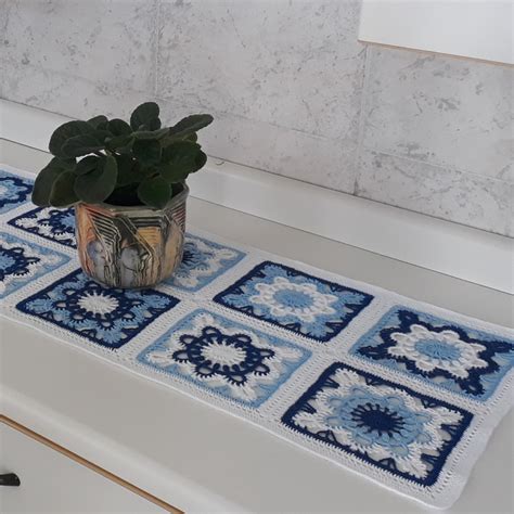 Caminho Mesa Mosaicos Azuis em Crochê Artesane