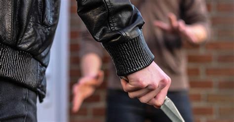 Versuchter Mord in Würzburg Mann sticht Lebensgefährten der Schwester nieder