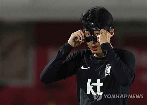 마스크 만지는 손흥민 연합뉴스