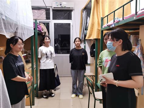 关怀入寝温暖人心院领导走访2022级新生寝室