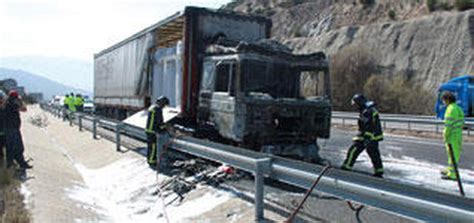 Los bomberos de Béjar sofocan el incendio de un camión cargado de