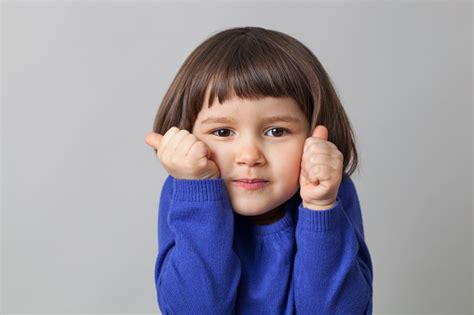 어린 자녀에게 방법을 배우는 엄지 바라요 손으로 손동작 2 3 살에 대한 스톡 사진 및 기타 이미지 2 3 살 엄지손가락을