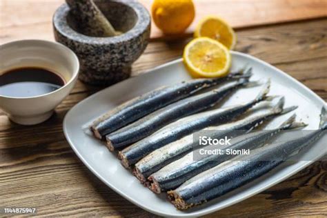 레몬과 허브를 가진 생선의 형태로 흰 접시에 생 꽁이 평면도 가을에 대한 스톡 사진 및 기타 이미지 가을 갈색 감귤류 과일 Istock