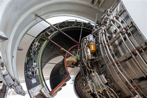 비행기가 공항에 주차 할 때 유지 보수 중에 가스 터빈 엔진이 닫힙니다 기계공과 기술자는 발전소의 유압 수리 및 점검 시스템을 수리합니다 0명에 대한 스톡 사진 및 기타