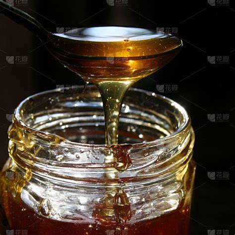 蜂蜜从勺子里滴下来