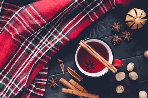 크리스마스 Mulled 와인 나무 바탕에 붉은 낯 짝에 향신료와 함께 0명에 대한 스톡 사진 및 기타 이미지 0명 가을