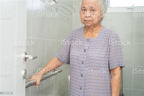 아시아 노인 또는 노인 여성 환자는 간호 병원 병동에서 화장실 욕실 핸들 보안을 사용 건강한 강한 의료 개념 80 89세에 대한