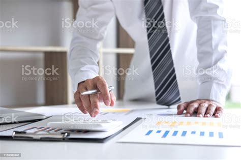 연간 재무 보고서 대차대조표 명세서를 분석하고 계산하고 재무 작성 보고서 작성 회계 회계 뱅킹 개념에 대한 재무 작성 을