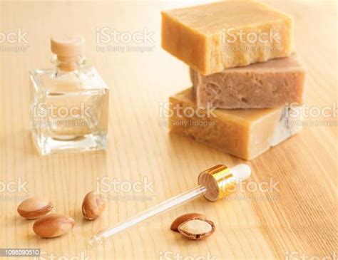 화장품 오일 아 르 간 너트와 병입니다 화장품을 의미합니다 음식 제품입니다 Argan 석유와 수 제 비누 나무 배경에 항아리
