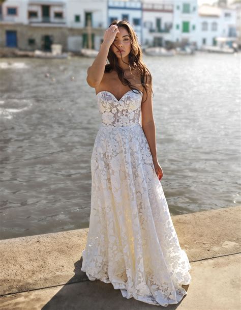 Tropical Beach Wedding Attire Beach Wedding Attire Ideas For Men And