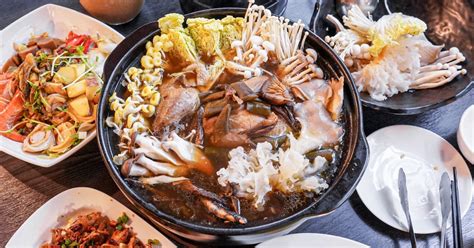 菇神觀景複合式餐飲 台中新社米其林必比登推薦美食！4人分享放山全雞鍋強勢來襲，菇類火鍋＋海味熱炒一次滿足！ 艾薇覓食趣