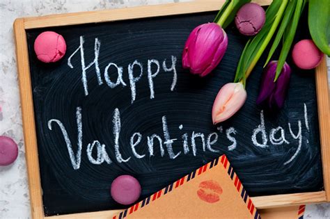 튤립 Macarons 키스 인쇄에 누워 칠판 빛에 비문 해피 발렌타인 데이 하루와 함께 빈티지 크 라프 트 봉투 질감 배경 0명에 대한 스톡 사진 및 기타 이미지 Istock