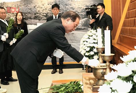 3·1절 기념식에서 헌화와 분향을 하는 하윤수 교육감 에듀포토