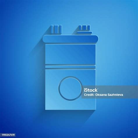 파란색 배경에 격리 된 자동차 배터리 아이콘을 잘라 종이 를 잘라 축압기 배터리 에너지 전력 및 전기 축압기 배터리 종이 아트 스타일입니다 벡터 일러스트레이션 교통수단에