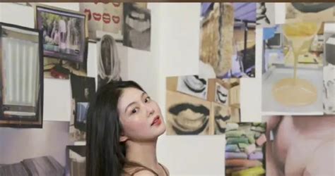 网红晚晚晒出性感照，穿吊带露出白嫩肌肤，后背光滑仅绑三根细带网红穿搭新浪新闻