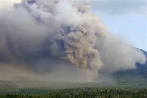 Vulcão entra em erupção na Indonésia autoridades emitem alerta máximo