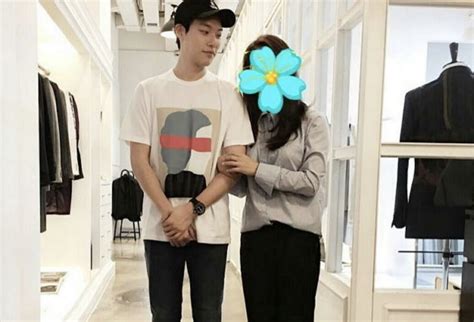 The Way Ryu Jun Yeol Takes Photos With His Female Fans Is Going Viral Koreaboo