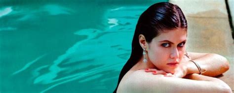 Alexandra Daddario Desnuda En Una Piscina Para La Revista Vanity Fair