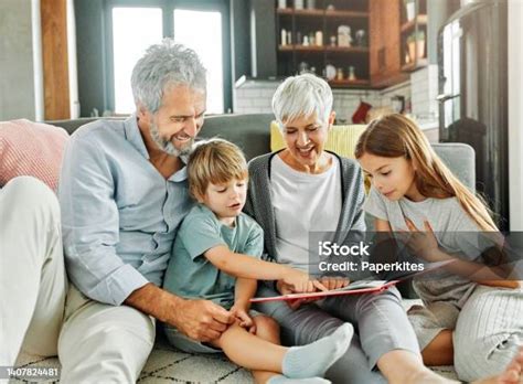 손자 가족 자녀 조부모 할아버지 함께 행복 할머니 책 읽기 학습 교육 이야기 재미있는 여가 교육 스토리 텔링 소녀 시니어 소년 웃는 손녀 조부모에 대한 스톡 사진 및 기타