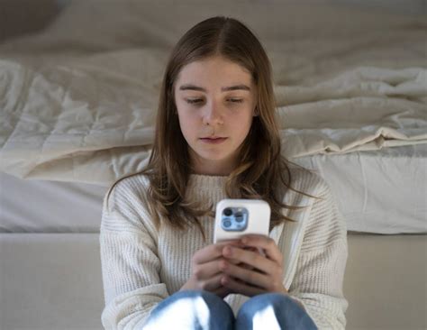 Ortopedia Goiânia Uso excessivo de celular pode prejudicar mãos e